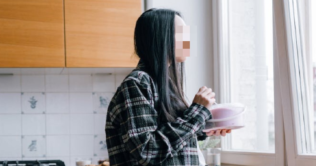 SINGLE MUM CRIED WHEN SHE FOUND $10, NO MONEY & LEFT WITH ONLY 3 EGGS AT HOME