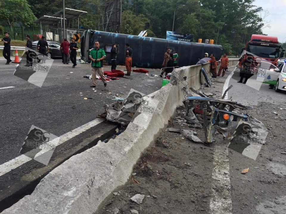 Grassland Express & Tours bus leaving Genting to Singapore overturn on ...