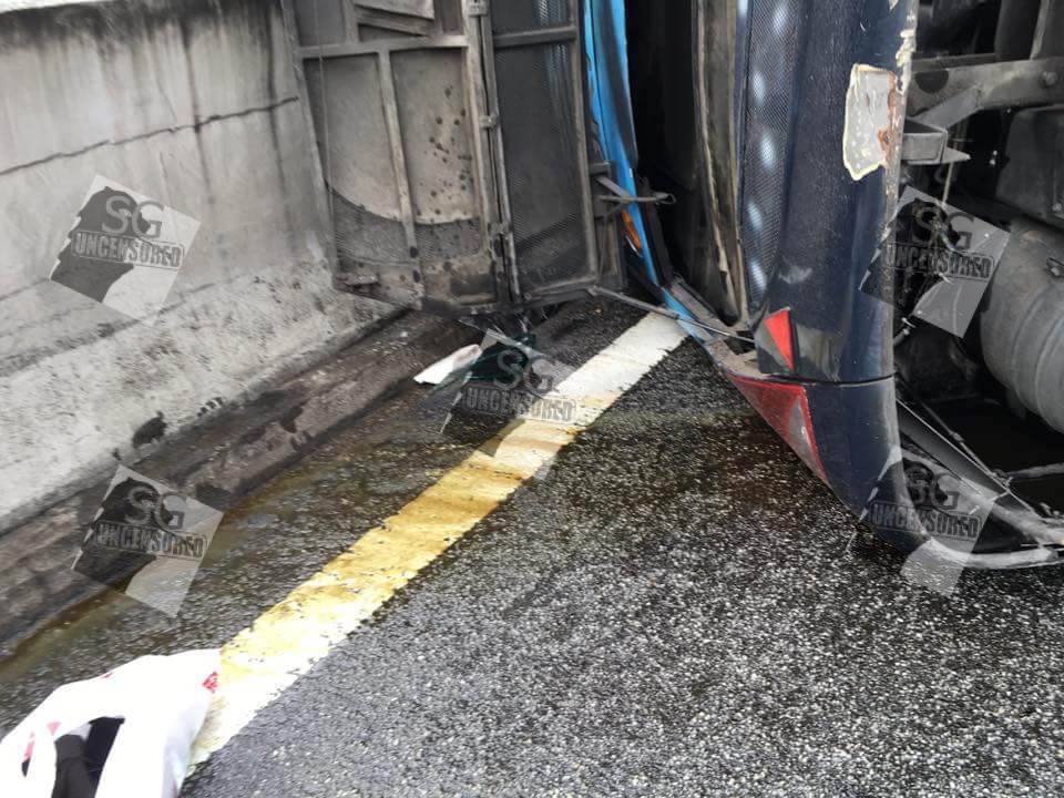 Grassland Express & Tours bus leaving Genting to Singapore overturn on ...