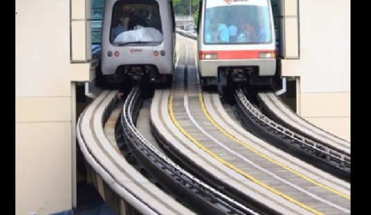 TODAY - MAN DIES AFTER GETTING HIT BY LRT AT FAJAR TRAIN STATION. WTF