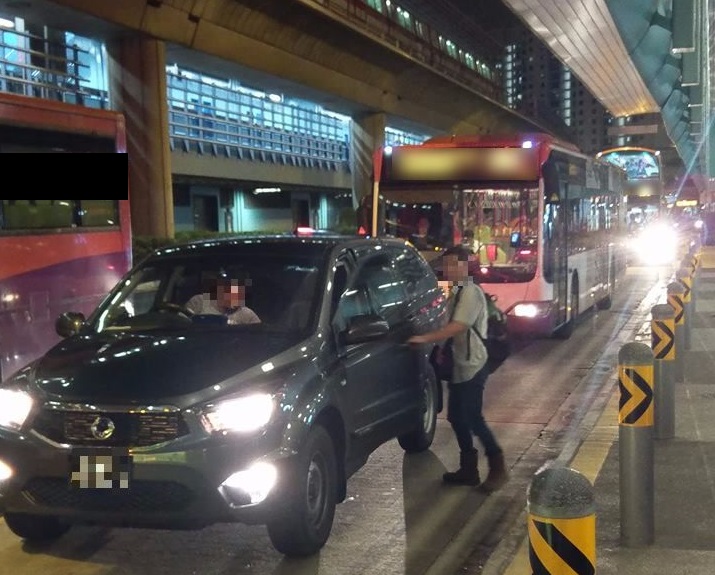 DRIVER PICKS UP PASSENGER AT CLEMENTI BUS STOP DESPITE PEAK HOURS!