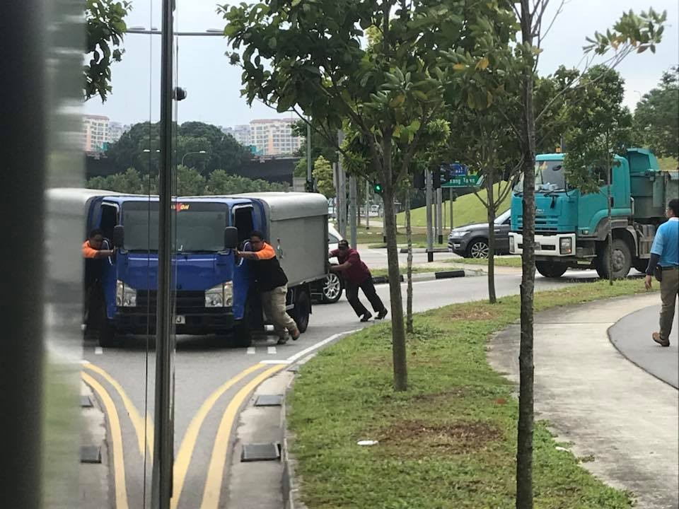SMRT BUS CAPTAIN RUSH IN TO HELP. GIVE HIM A MEDAL