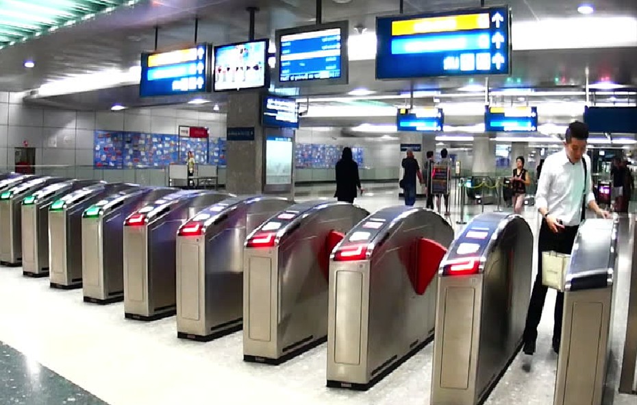 WOMAN JUMP OVER MRT GANTRY CLAIMS SHE SMRT "STAFF"