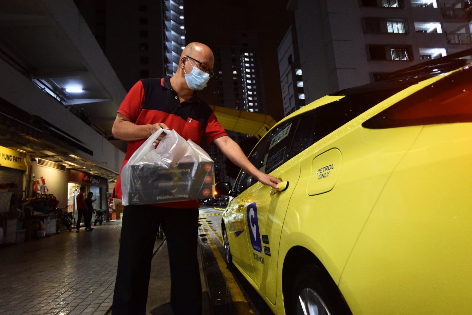 TAXI UNCLE TURNS TO FOOD DELIVERY DRIVER DURING CB