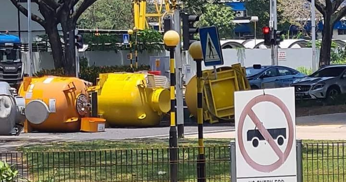 TANKS TOPPLED FROM TRAILER BLOCKING PENJURU ROAD