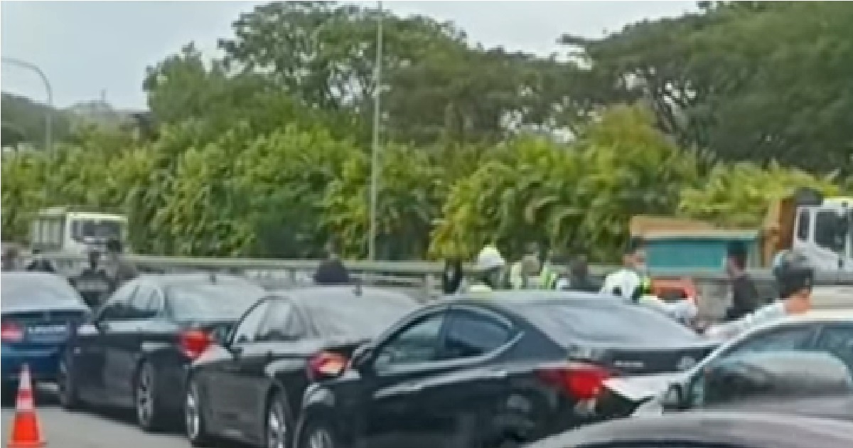 CHAIN COLLISION OF 6 CARS AT KPE LEAVING A MASSIVE TRAFFIC JAM