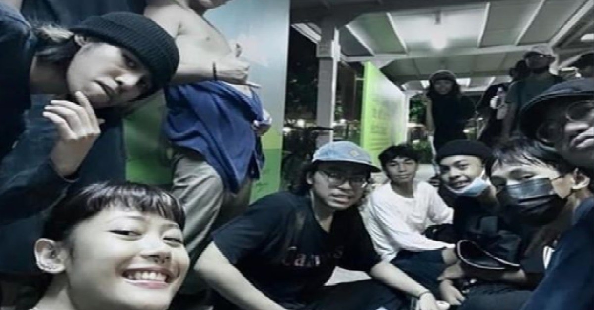 YPS NO WEAR MASK GATHER IN 12-PERSON GROUP, SCARED POLICE CANNOT ...