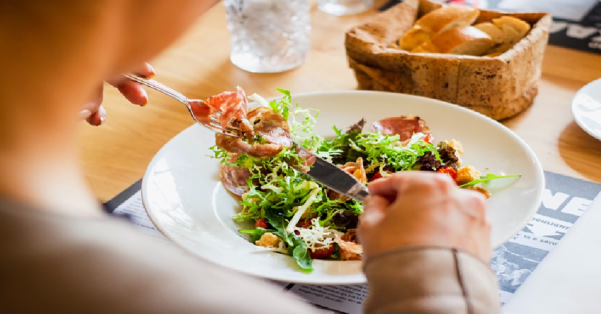 GIRL CAN'T FINISH HER FOOD, MOTHER TELL HER NEXT LIFE WILL HAVE NO FOOD ...