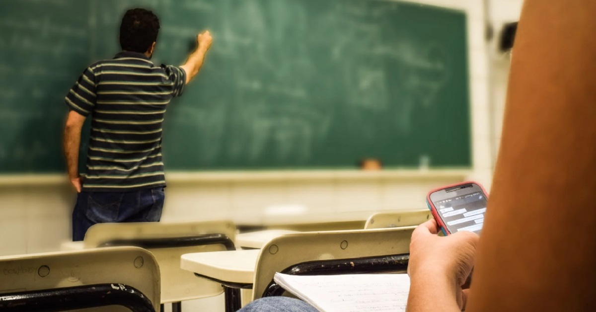 GUY KICKED OUT OF CLASS, TOLD THE TEACHER NOT TO ASSUME HE HAS "BRAIN ...