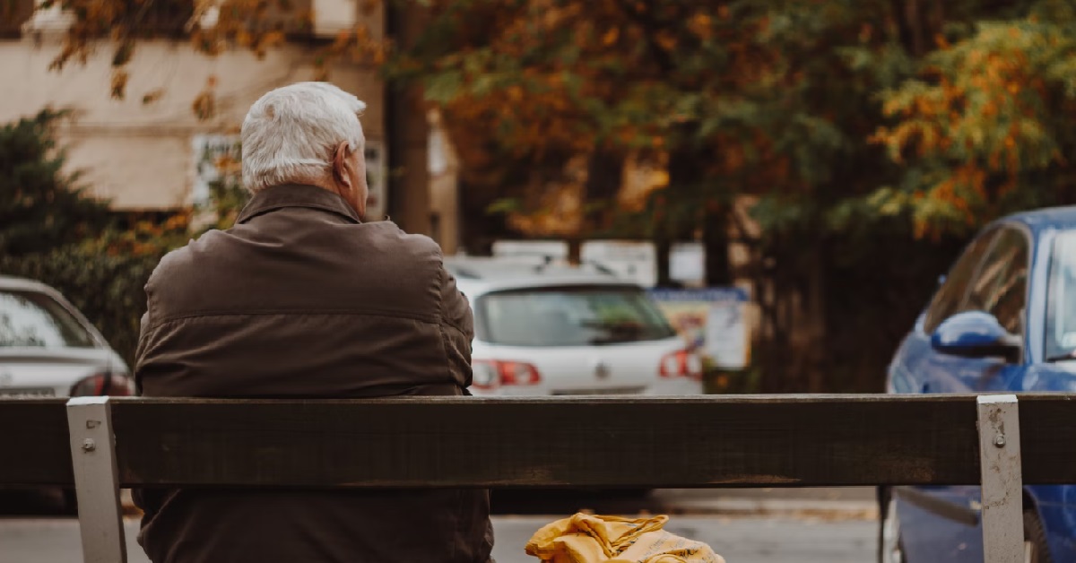 RETIRED DAD STAYS HOME 24/7, KEEPS THROWING AWAY FAMILY'S STUFF