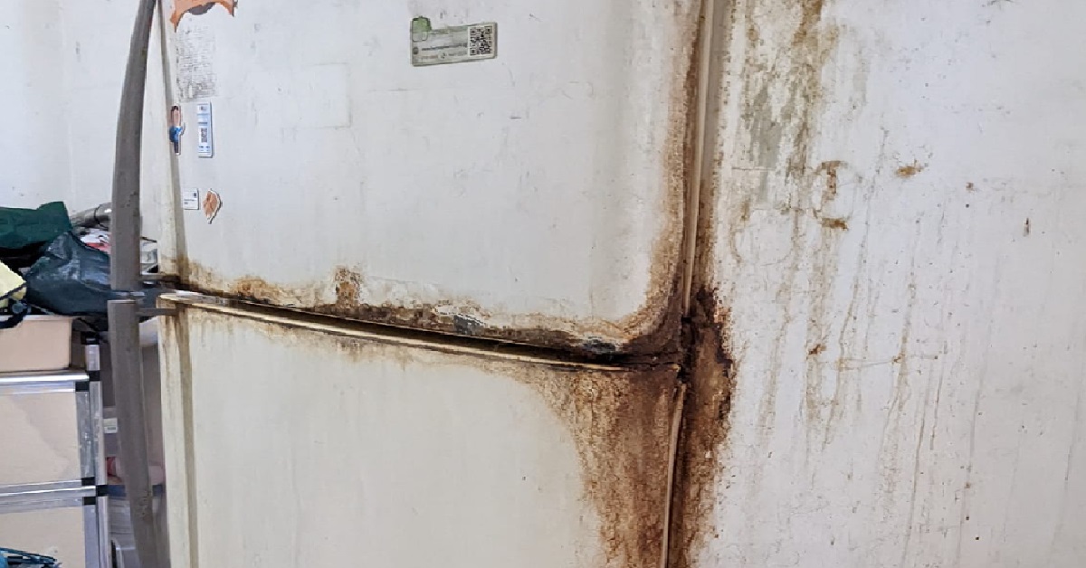 NEEDY FAMILY USING RUSTY OLD FRIDGE, GETS NEW ONE FROM VOLUNTEERS