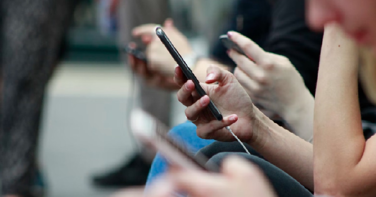 GUY FED UP WITH FRIENDS USING THEIR PHONES WHEN THEY GO OUT