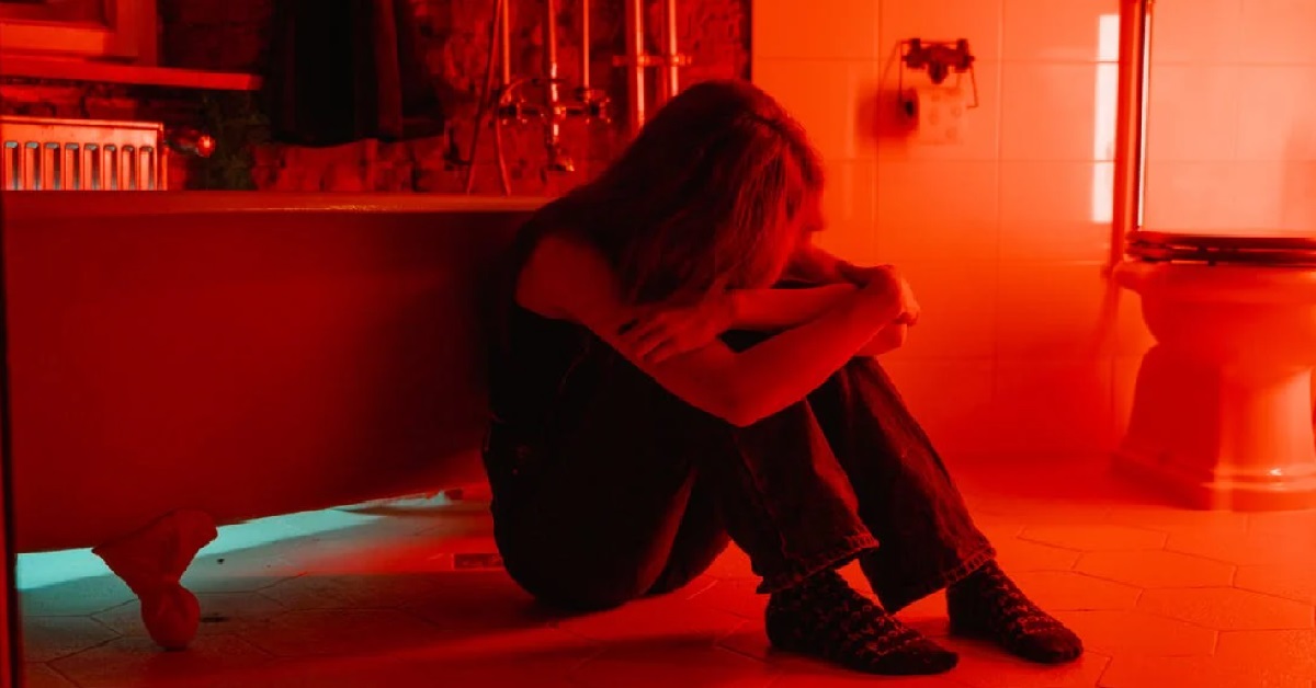 GIRL MOVED IN TO LIVE WITH BOYFRIEND, THEN BECOMES HOMESICK