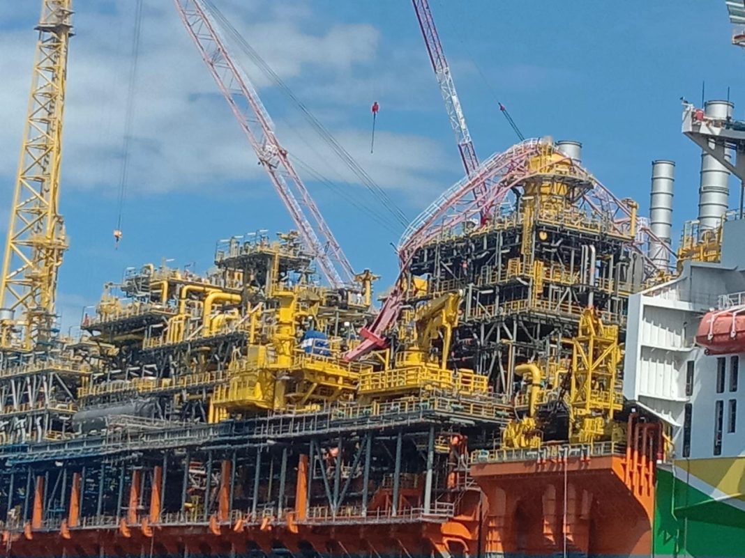 1 WORKER MISSING AT SEA AND 4 INJURED, AFTER CONCRETE PIER COLLAPSES AT ...