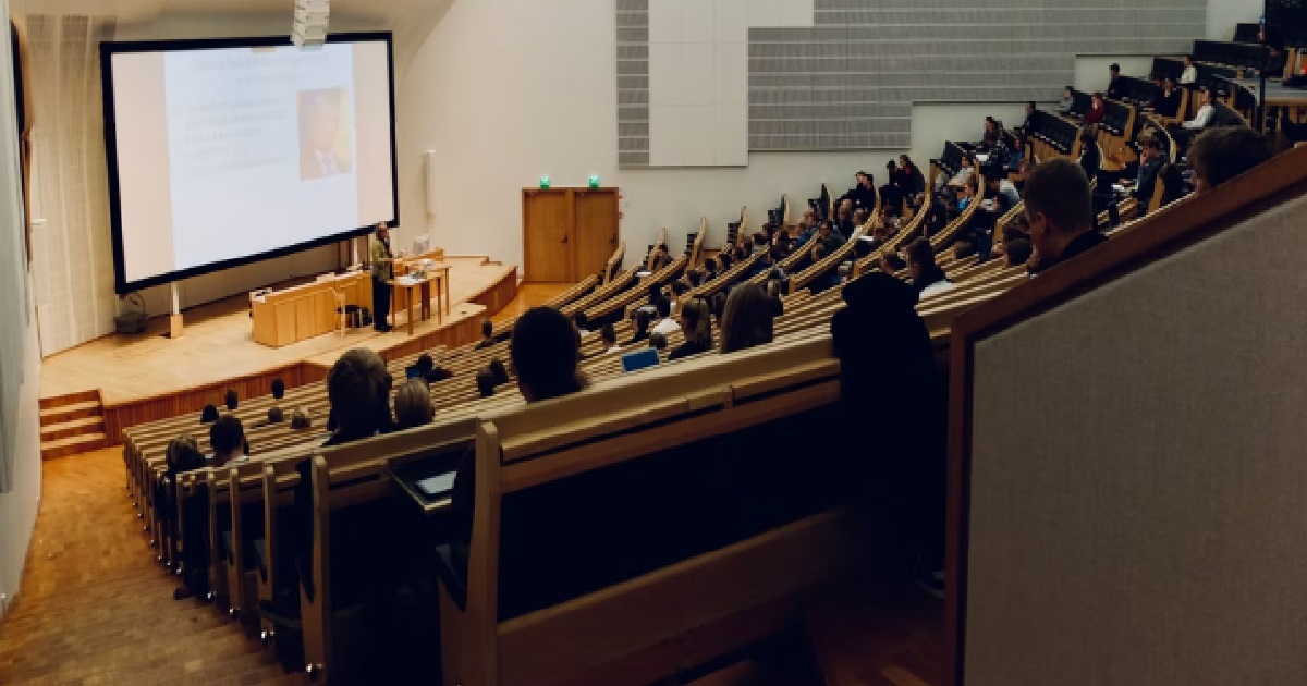 MAN GREW UP POOR, WENT INTO UNI IN HIS LATE-30s & GOT LOOKED DOWN BY ...