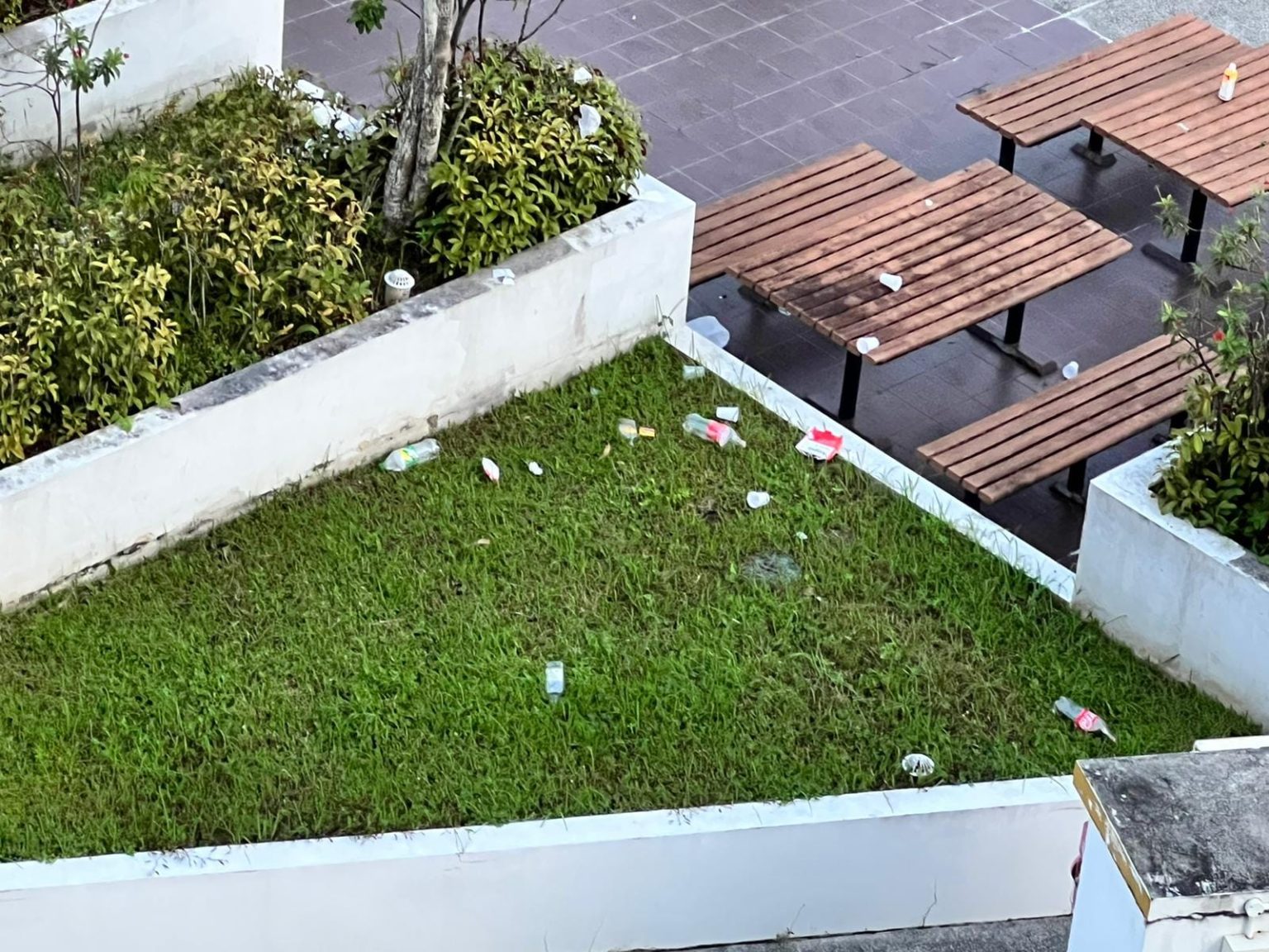 YOUTHS HAVING ALCOHOL PARTY AT PUBLIC BENCH, LITTER & LEAVE BEHIND MESS ...