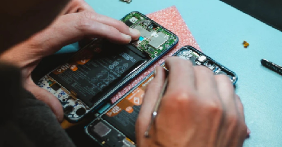 COUPLE FIGHT OVER PHONE REPAIR, BF ANGRY THAT GF "REFUSED HIS LEADERSHIP"