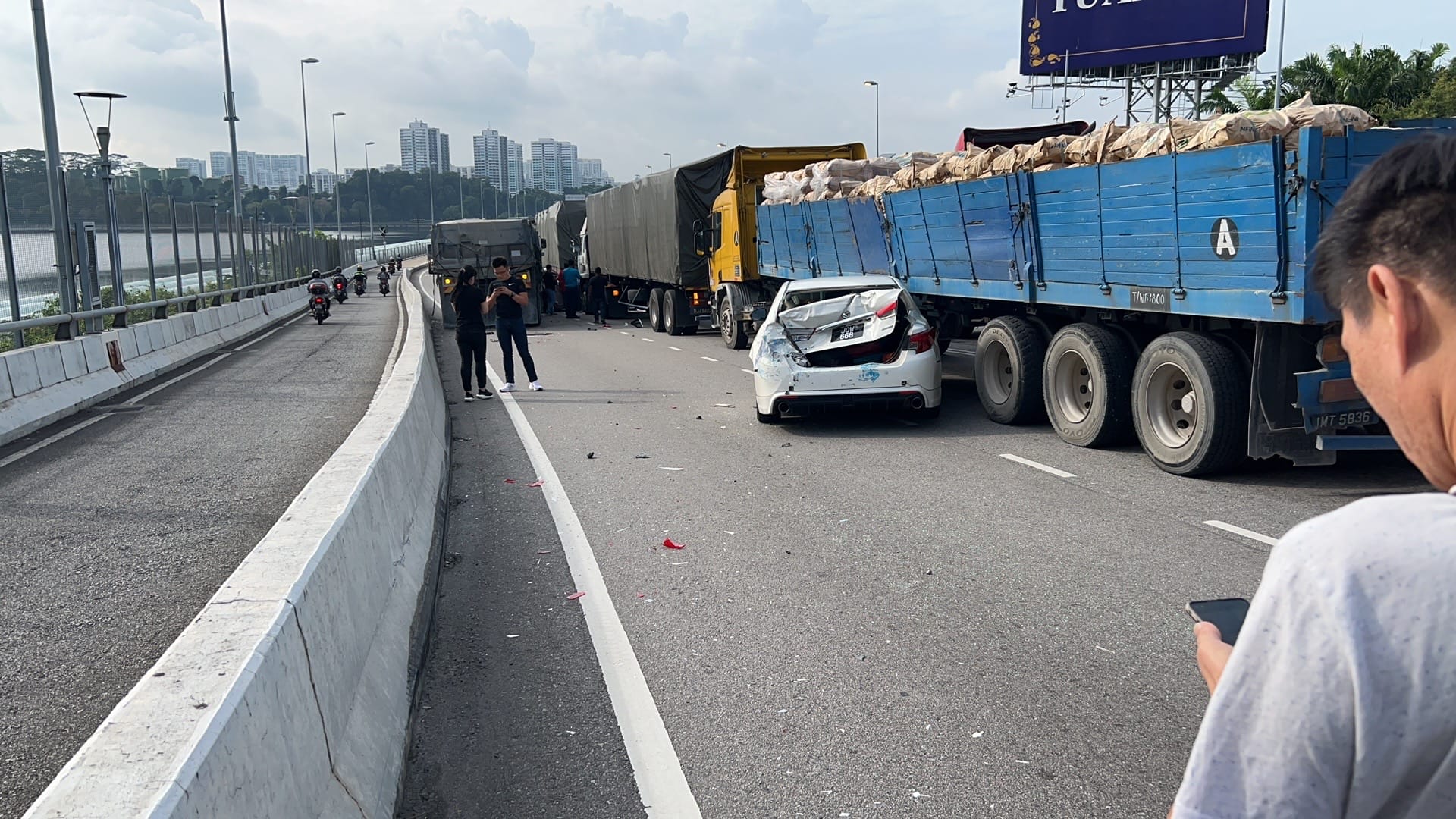 HUGE ACCIDENT AT WOODLANDS CAUSEWAY INVOLVING 2 LORRIES & 2 CARS ...