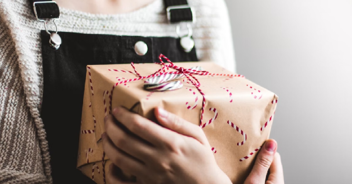 GIRL UPSET THE GIFTS SHE RECEIVES ARE WORTH LESSER THAN THE ONES SHE GAVE