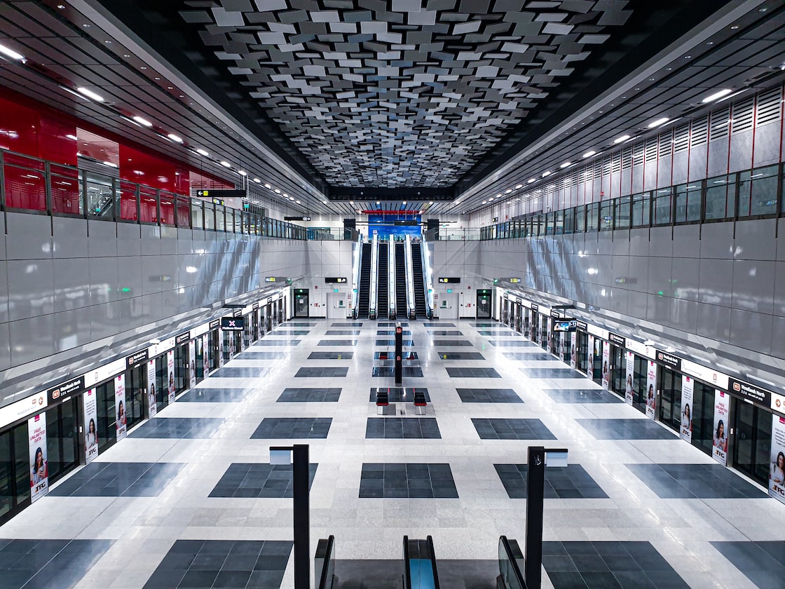 FAT MAN THINKS HE 'HANDSOME' BECAUSE GIRLS LOOK AT HIM ON MRT