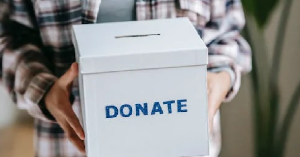 SCAMMER ASKING PUBLIC FOR "DONATIONS", GETS CONFRONTED THEN RUNS AWAY