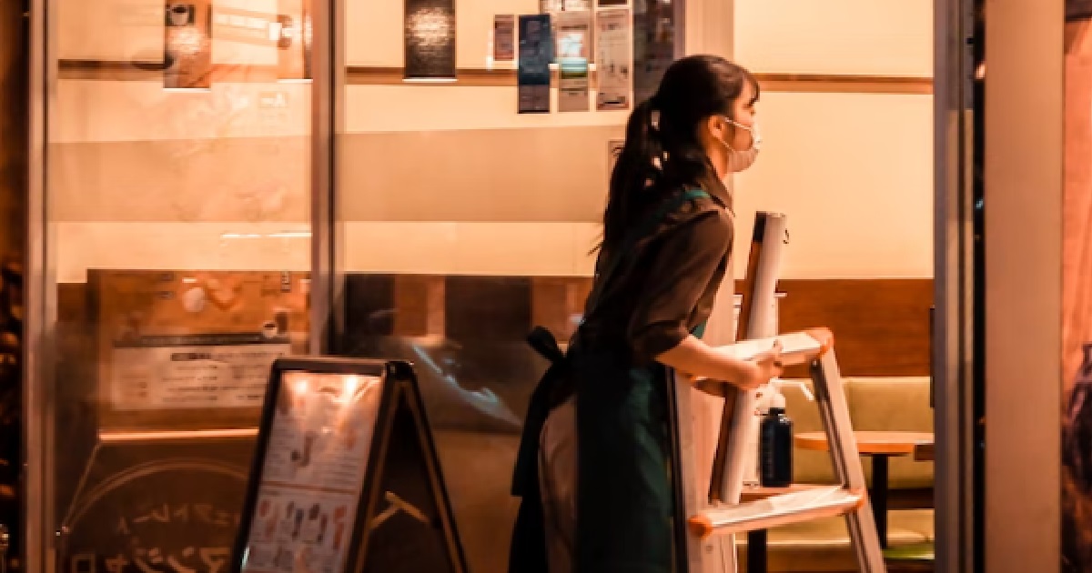 STAFF KENA AIM BY MANAGER, WHO SABO HER UNTIL SHE GOT FIRED FOR GOING TO THE TOILET