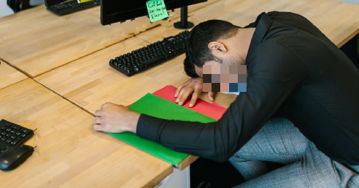MAN REFUSE TO HELP COLLEAGUES AT WORK, "I'M A SLACKER WHO WANTS TO BE ...