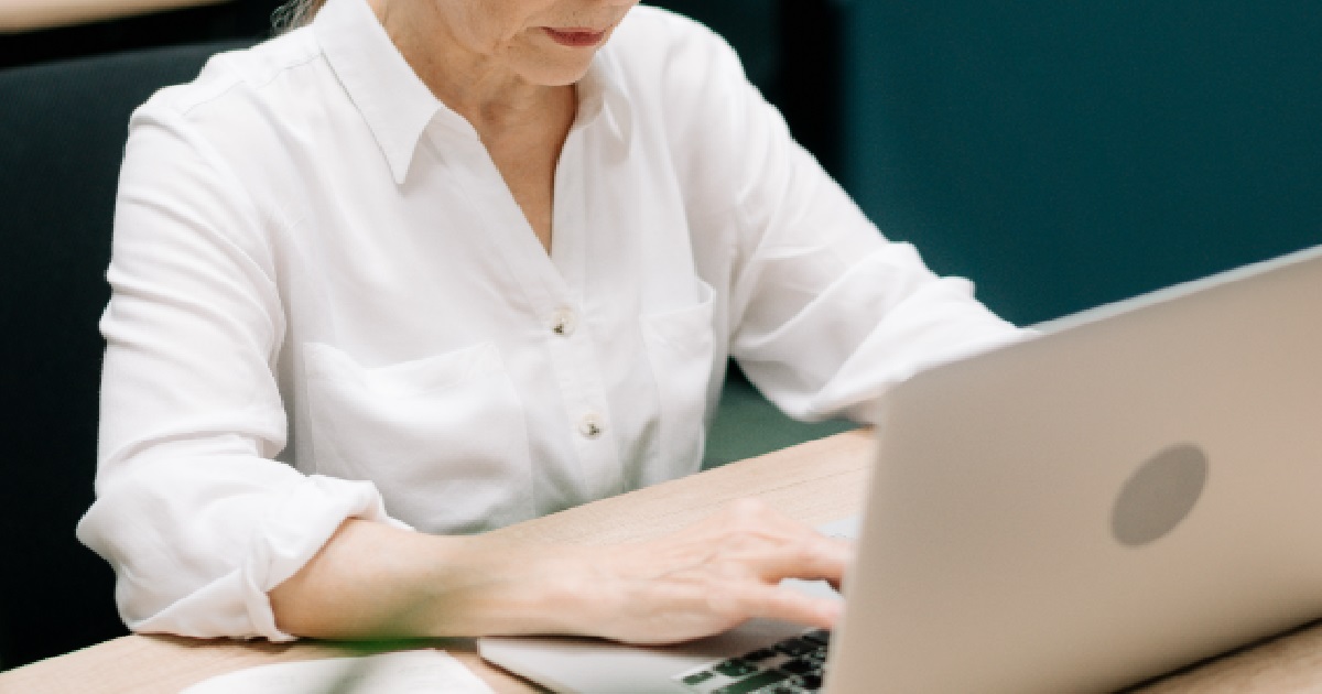GUY SAYS OLD PEOPLE AT HIS OFFICE LIKE TO WAYANG, DRAG SAME TASK FOR 8 ...