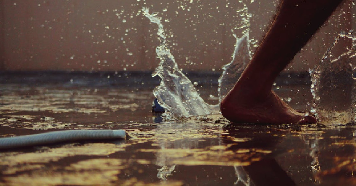 GUY WOKE UP DRUNK AT ONE-NIGHT STAND'S HOME, PEED ON HER FLOOR THEN ...