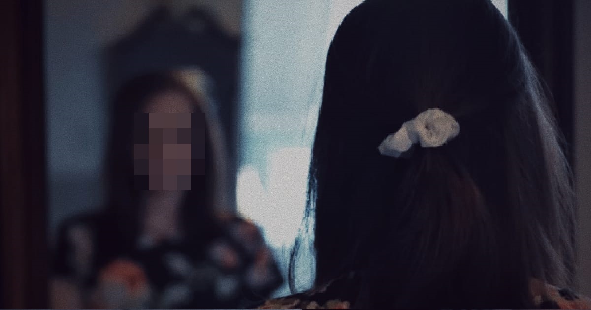 GIRL "1 LEG STEP 2 BOATS", DON'T KNOW CHOOSE HANDSOME GUY OR RICH GUY ...