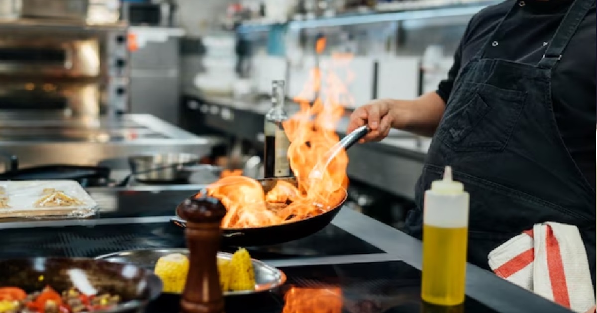 CUSTOMER COMES IN EXACTLY AT CLOSING TIME & ORDERS, CHEF REFUSE TO COOK ...