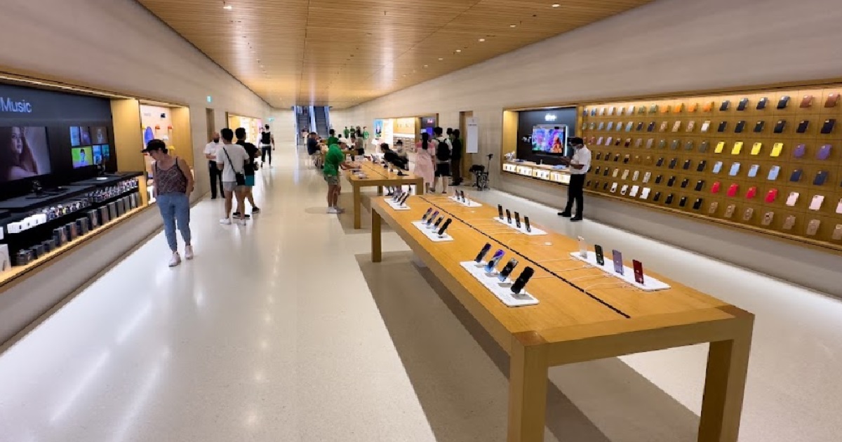 APPLE STAFF @ MBS ALLEGEDLY WROTE TOURIST'S PASSPORT NO. WRONG & COSTS ...