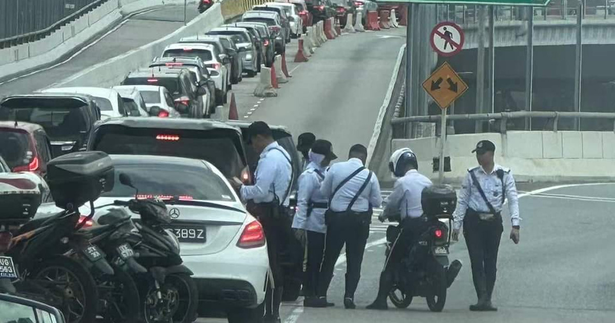 M'SIA POLICE COLLECTING "ANG BAO" FROM SG CARS, "VIVA 3RD WORLD COUNTRY"