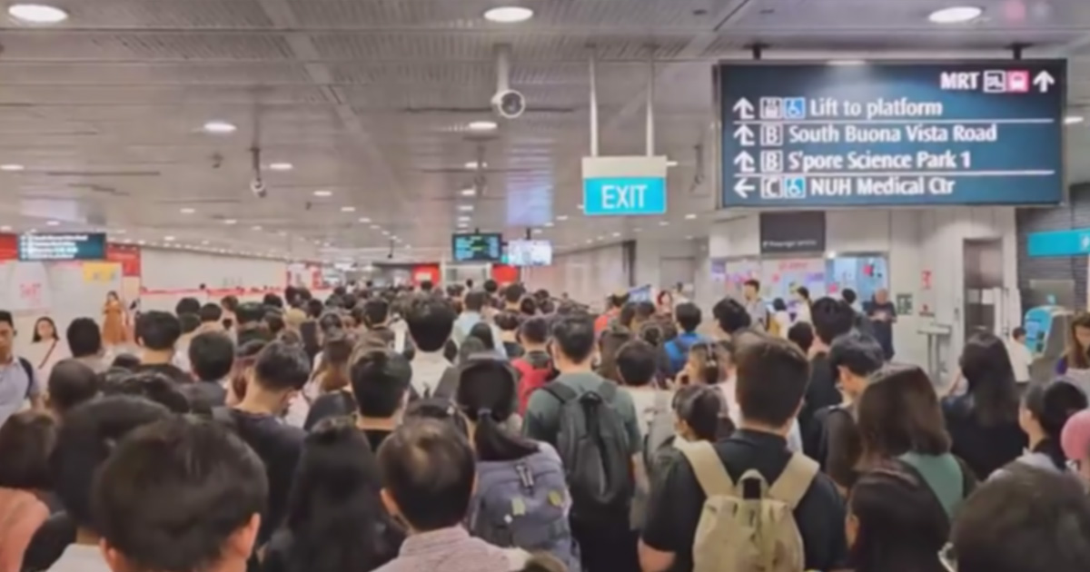 CRAZY CROWD AT KENT RIDGE STATION, LOOKS LIKE QUEUING TO CHOP PASSPORT