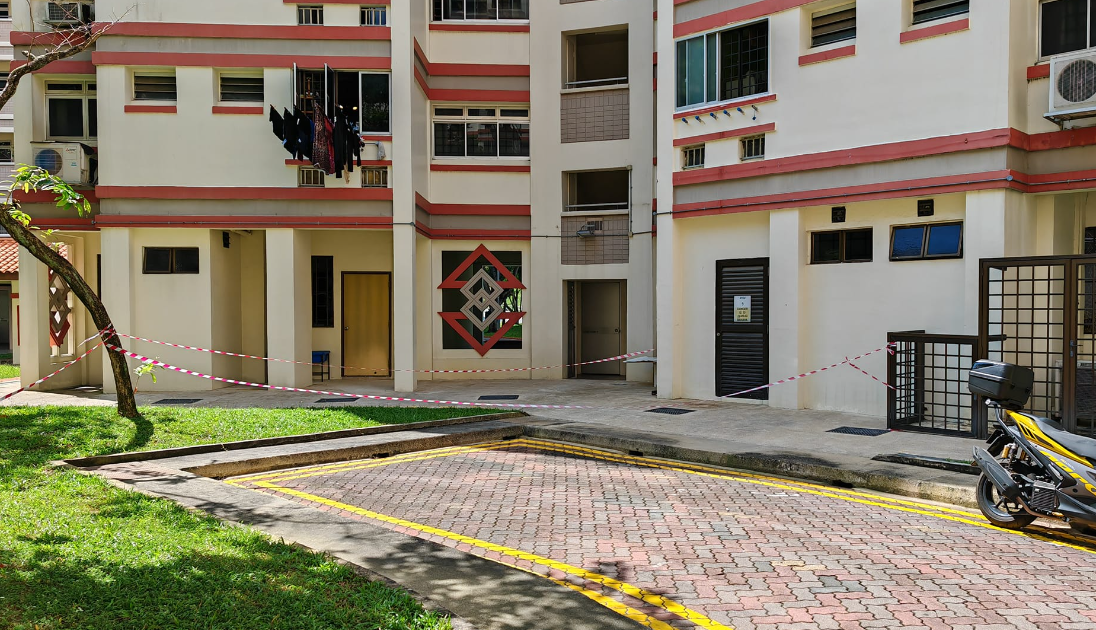 HDB UNIT AT TAMPINES HAS A DISLODGED WINDOW, TAKE NOTE!