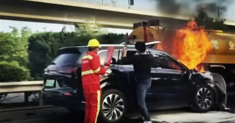 PRC ELECTRIC CAR CRASHED, 3 PASSENGERS TRAPPED & BURNED ALIVE