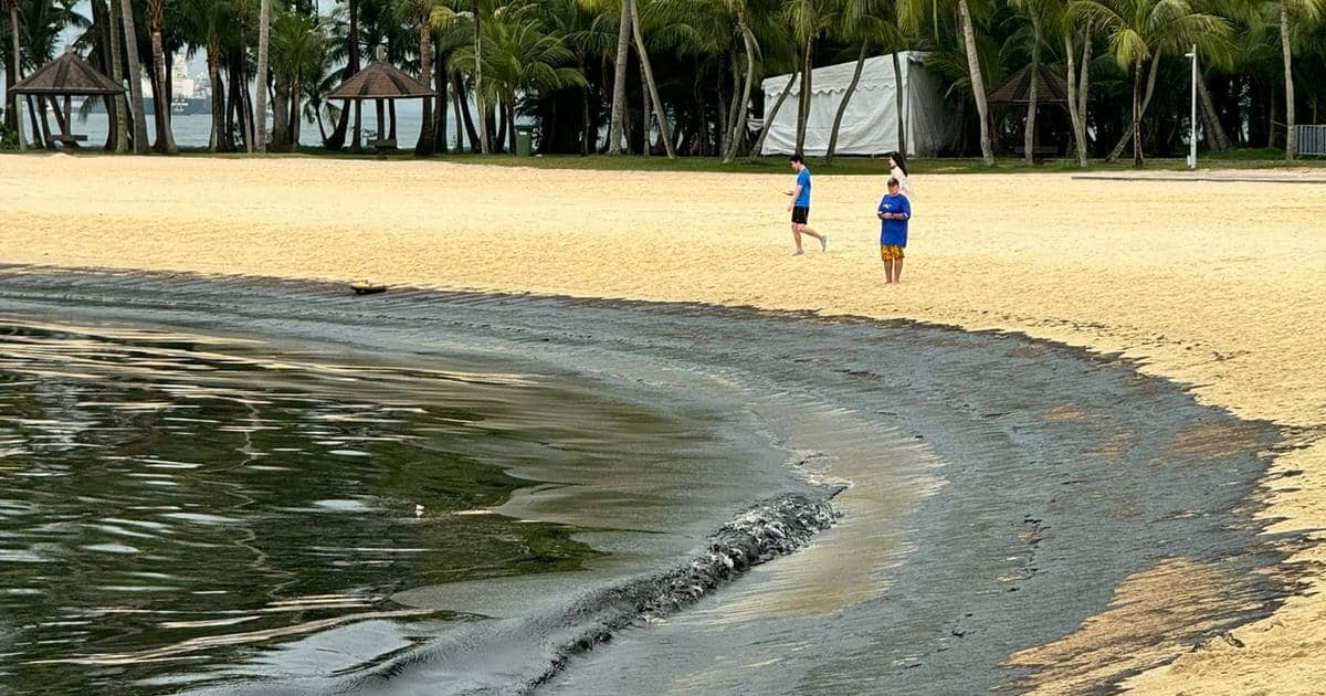 ALL BEACHES IN SENTOSA KENA OIL SPILL AFTER SPILL NEAR PASIR PANJANG
