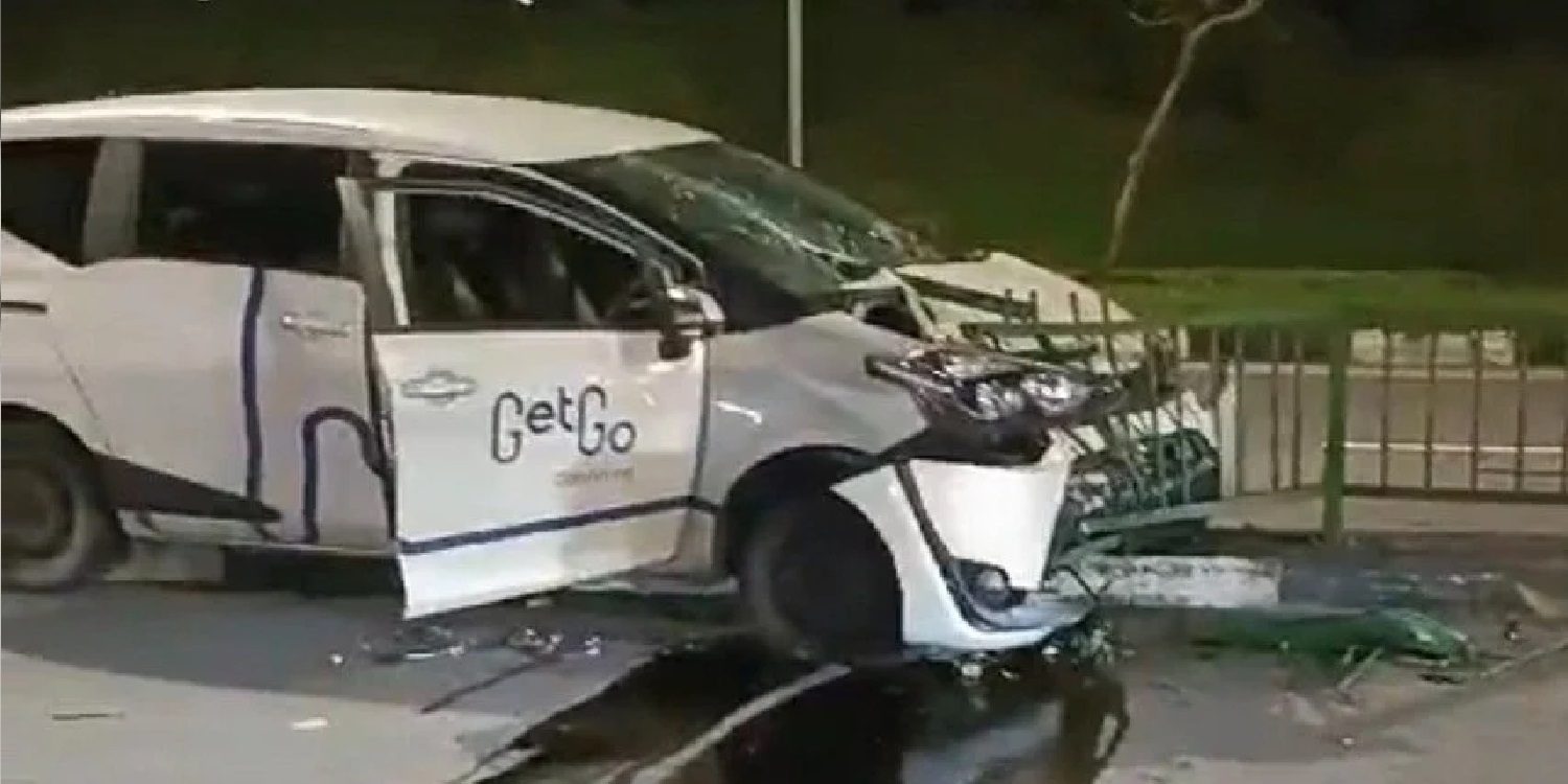VAPES & KNIVES FOUND IN ABANDONED GETGO CAR AFTER CRASH IN BEDOK