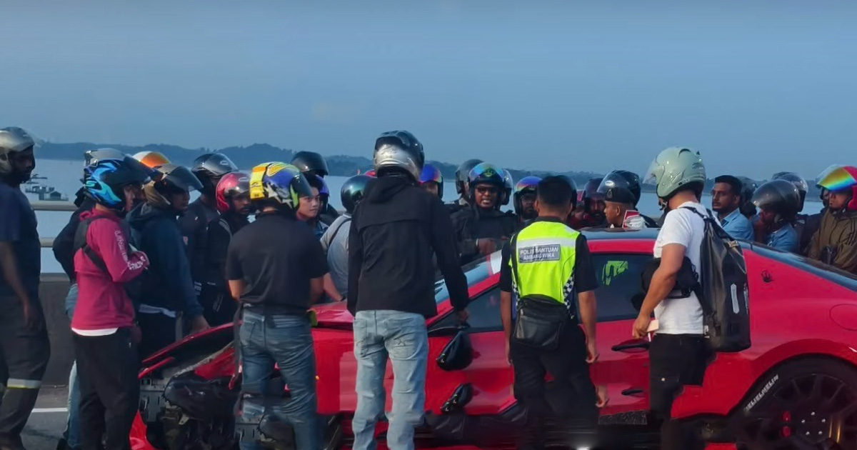 Maserati Accident at Malaysia Checkpoint: ANGRY MOTORIST ATTACK CAR