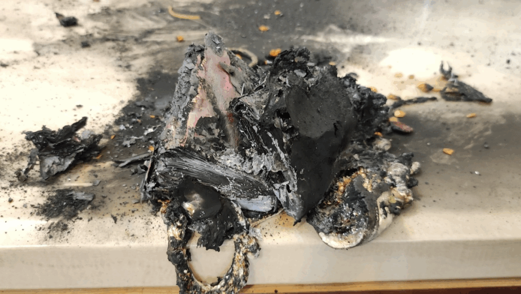 Man Claims Xiaomi 20,000mAh Power Bank Exploded and Caught Fire While ...