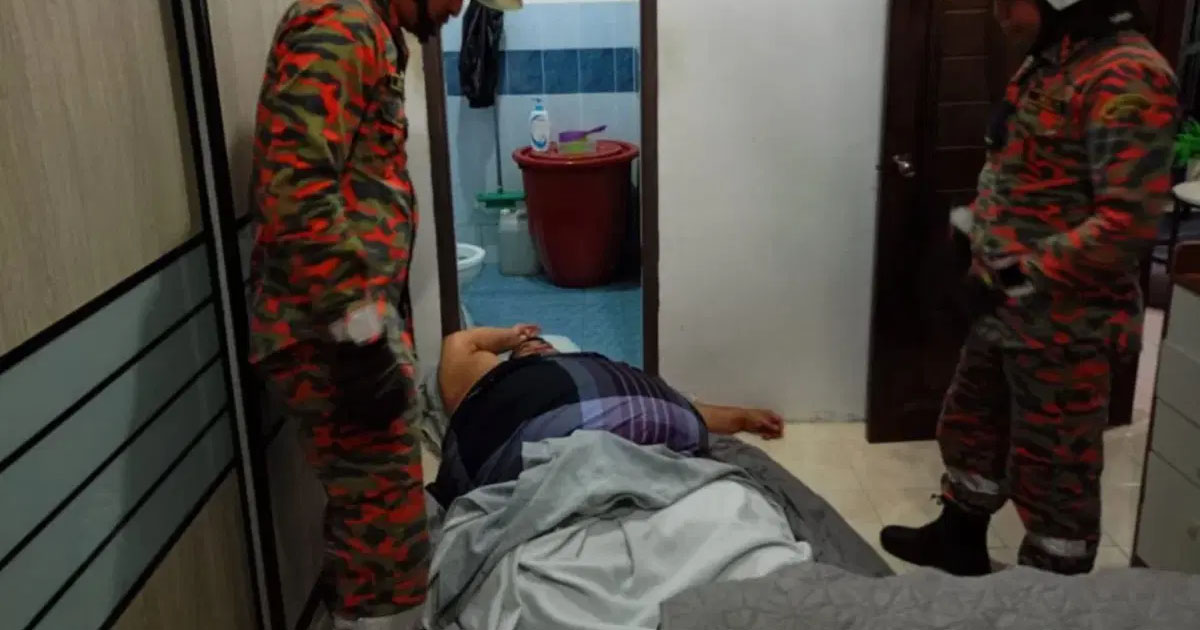 8 FIREFIGHTERS RESCUE 350KG MALAYSIAN MAN TRAPPED IN HOME BATHROOM