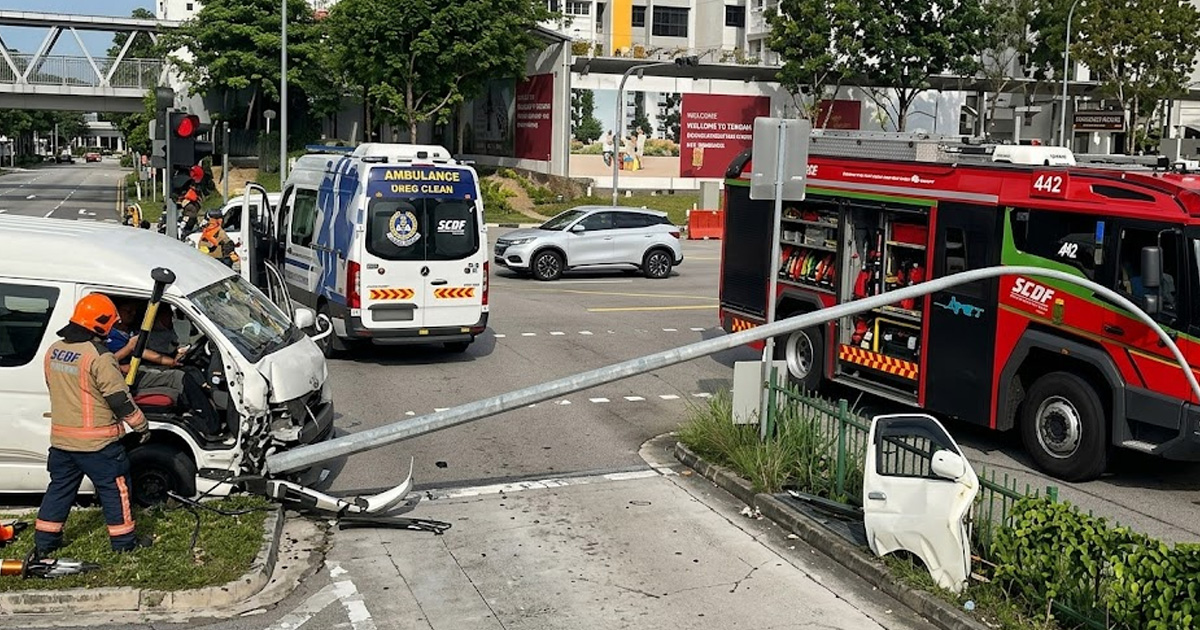 Minibus Driver Trapped After Crashing Into Lamppost In Tengah, Sent To ...